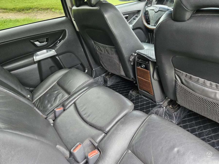 Grey Volvo XC90 2003 in Kedainiai, with an engine capacity of 2.40 L and mileage of 402 thousand km for 2950 €, photo 8 on AUTOMOTO.COM.LV