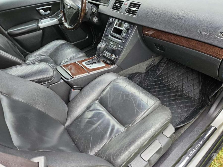 Grey Volvo XC90 2003 in Kedainiai, with an engine capacity of 2.40 L and mileage of 402 thousand km for 2950 €, photo 9 on AUTOMOTO.COM.LV