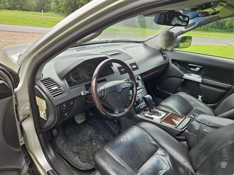 Grey Volvo XC90 2003 in Kedainiai, with an engine capacity of 2.40 L and mileage of 402 thousand km for 2950 €, photo 12 on AUTOMOTO.COM.LV