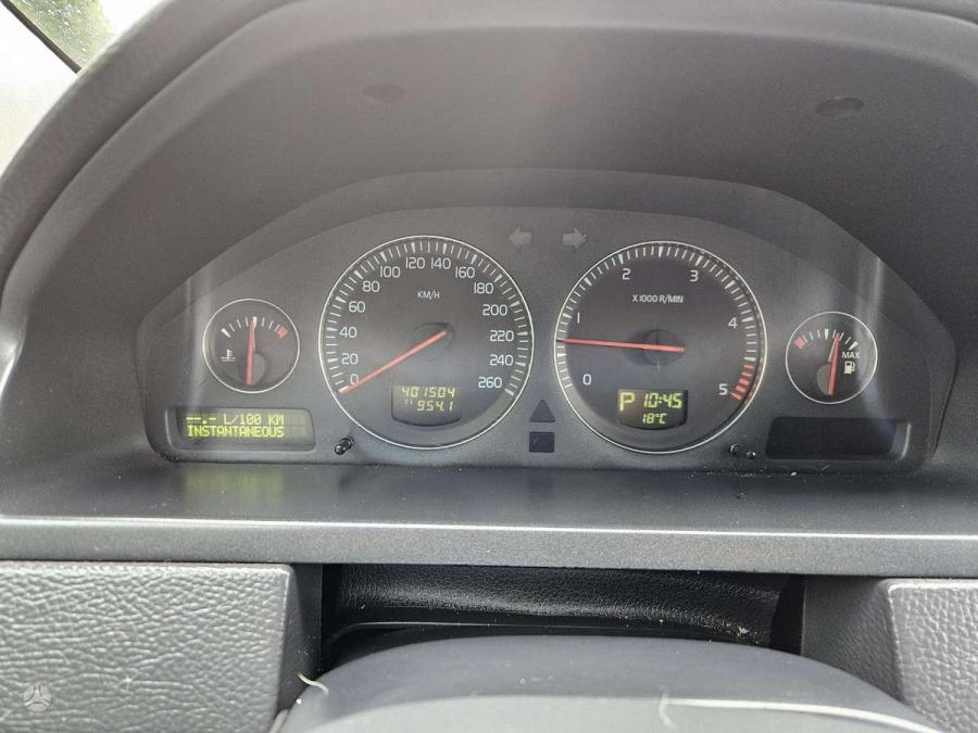 Grey Volvo XC90 2003 in Kedainiai, with an engine capacity of 2.40 L and mileage of 402 thousand km for 2950 €, photo 13 on AUTOMOTO.COM.LV