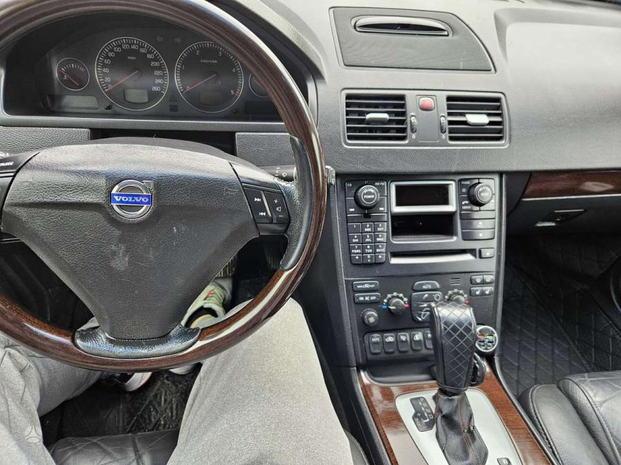 Grey Volvo XC90 2003 in Kedainiai, with an engine capacity of 2.40 L and mileage of 402 thousand km for 2950 €, photo 14 on AUTOMOTO.COM.LV