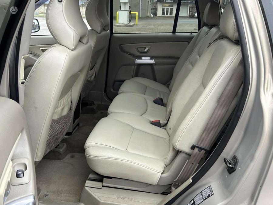 Grey Volvo XC90 2004 in Ukmerge, with an engine capacity of 2.40 L and mileage of 295 thousand km for 2350 €, photo 8 on AUTOMOTO.COM.LV