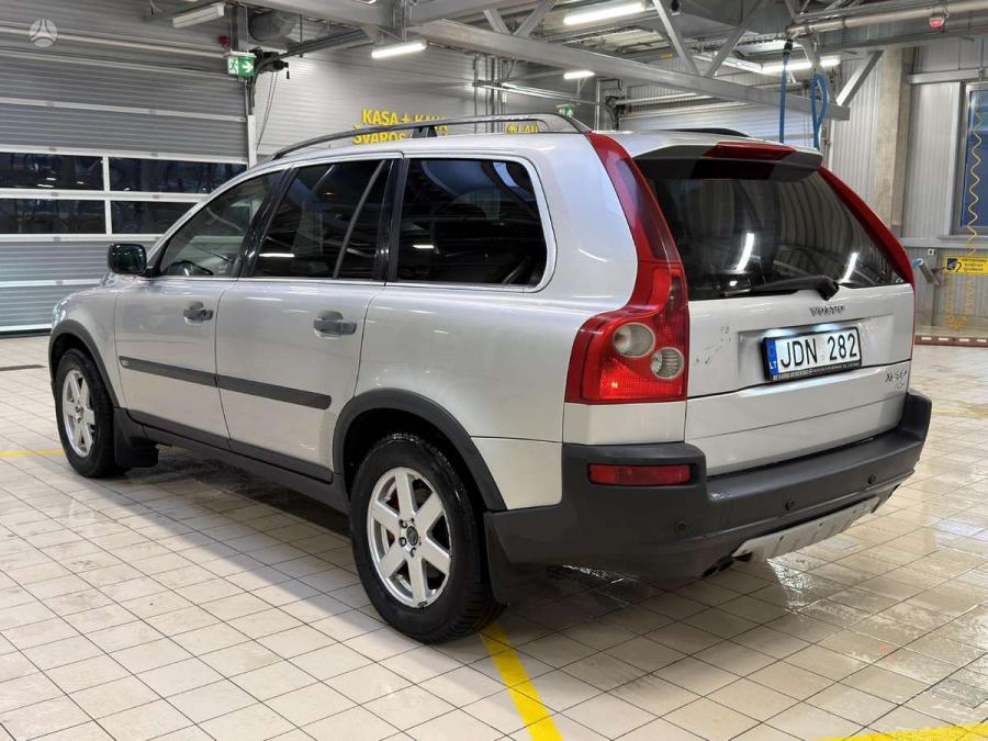 Grey Volvo XC90 2004 in Vilnius, with an engine capacity of 2.40 L and mileage of 320 thousand km for 3450 €, photo 3 on AUTOMOTO.COM.LV