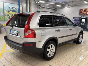 Grey Volvo XC90 2004 in Vilnius, with an engine capacity of 2.40 L and mileage of 320 thousand km for 3450 €, photo 4 on AUTOMOTO.COM.LV