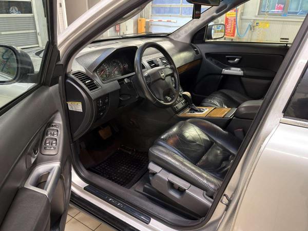 Pelēks Volvo XC90 2004 Viļņa, ar dzinēja tilpumu 2.40 L un nobraukumu 320 tūkst. km par 3450 €, foto 8 vietnē AUTOMOTO.COM.LV