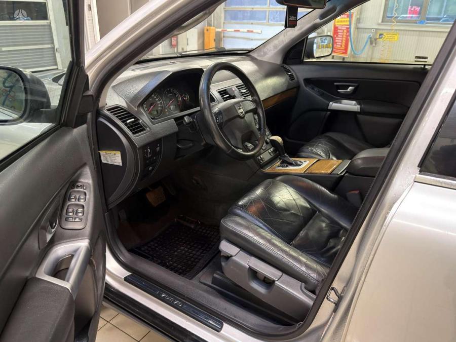 Grey Volvo XC90 2004 in Vilnius, with an engine capacity of 2.40 L and mileage of 320 thousand km for 3450 €, photo 8 on AUTOMOTO.COM.LV