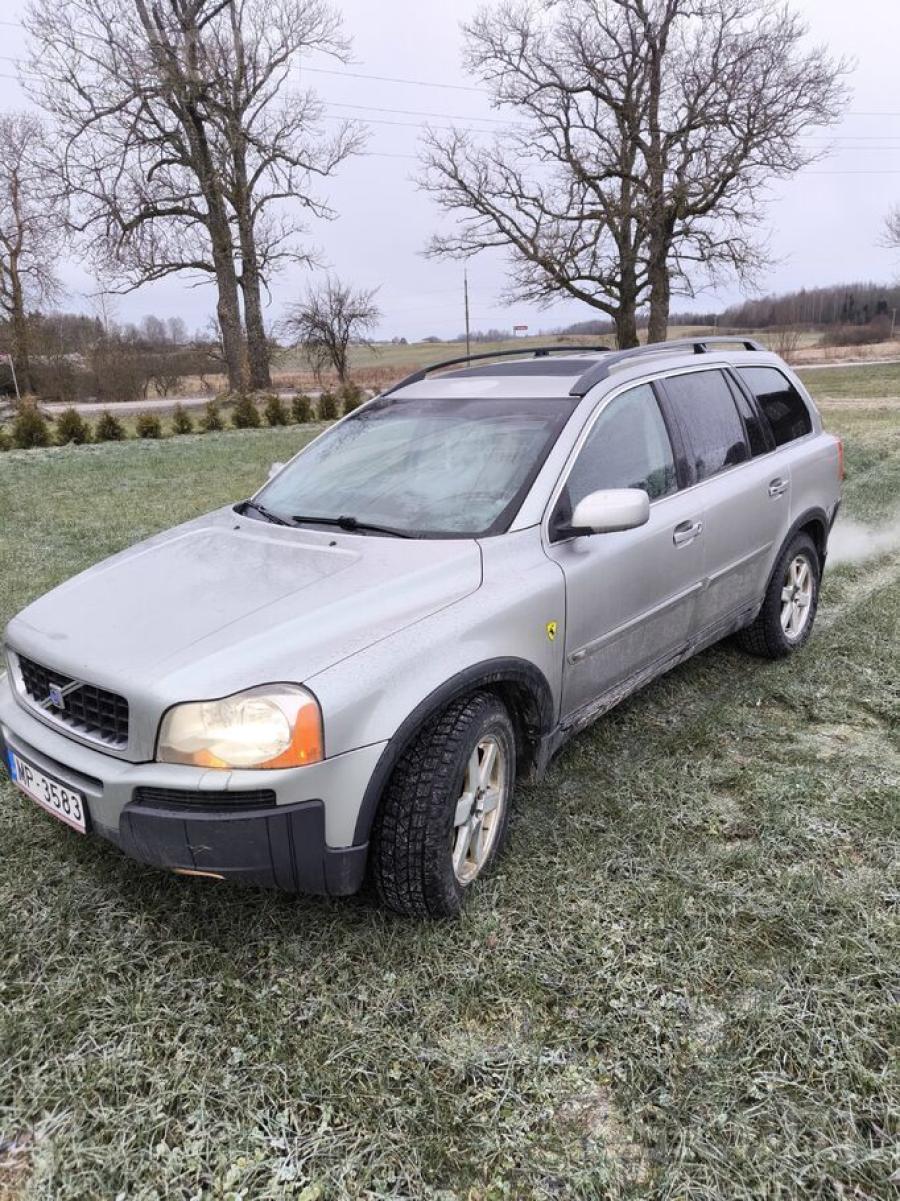 Grey Volvo XC90 2004 in Gulbene, with an engine capacity of 2.40 L and mileage of 362 thousand km for 2225 €, photo 1 on AUTOMOTO.COM.LV