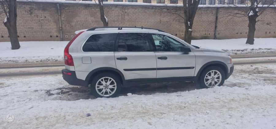 Grey Volvo XC90 2004 in Kaunas, with an engine capacity of 2.40 L and mileage of 440 thousand km for 2960 €, photo 3 on AUTOMOTO.COM.LV
