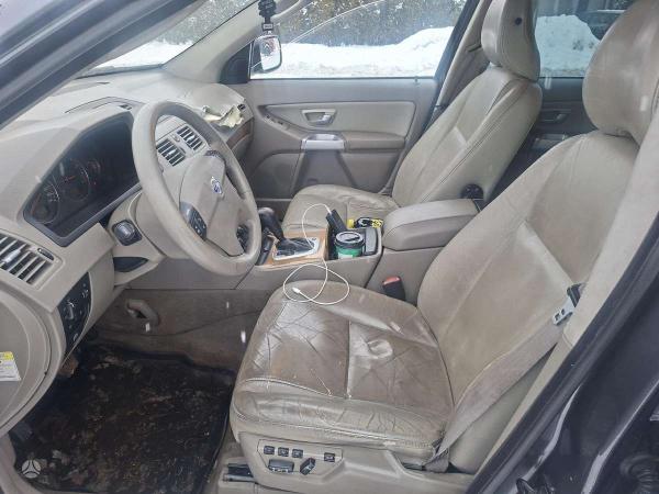 Pelēks Volvo XC90 2004 Širvintos, ar dzinēja tilpumu 2.40 L un nobraukumu 391 tūkst. km par 2250 €, foto 8 vietnē AUTOMOTO.COM.LV
