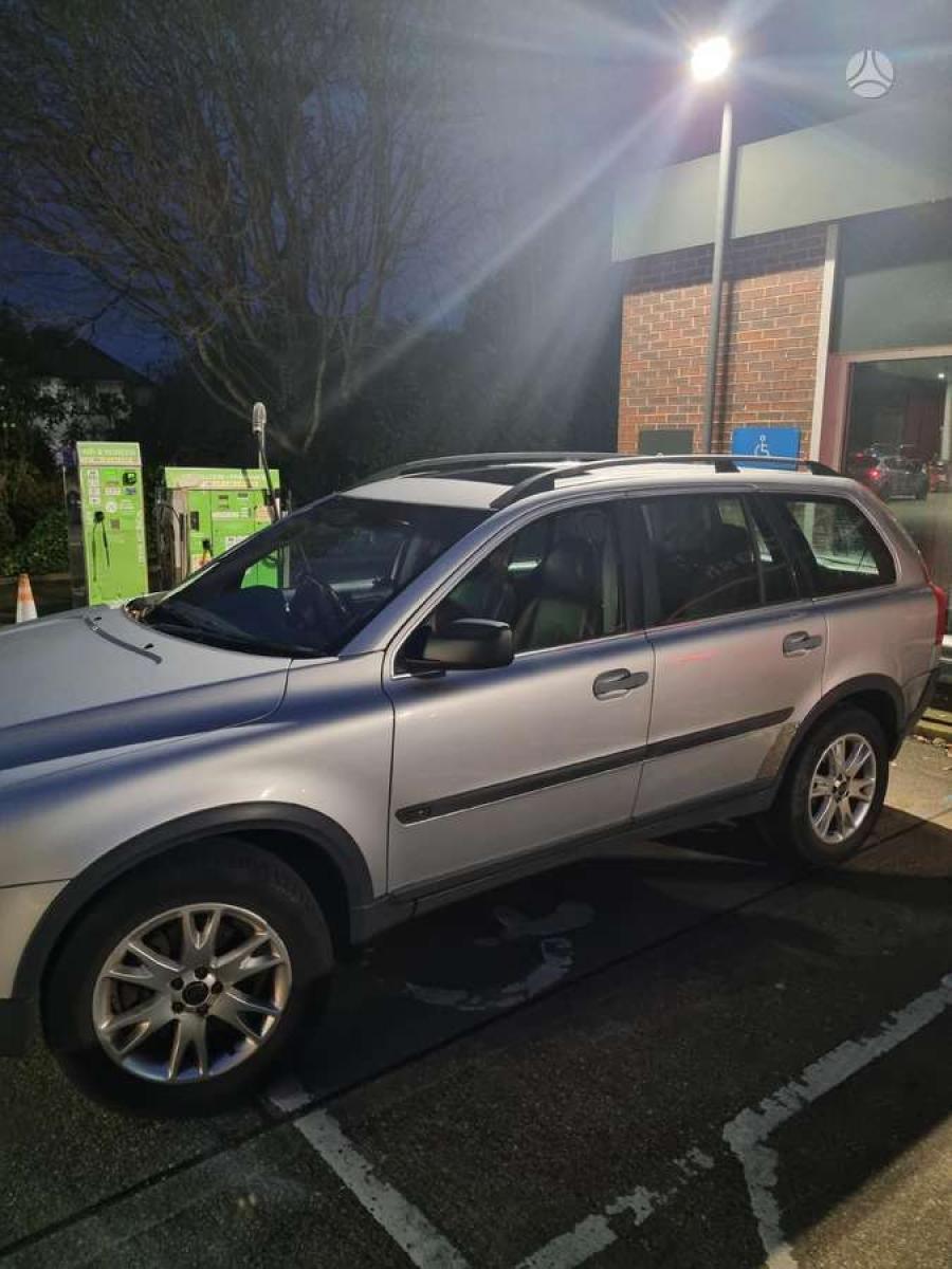 Grey Volvo XC90 2004 in Siauliai, with an engine capacity of 2.40 L and mileage of 185 thousand km for 1995 €, photo 2 on AUTOMOTO.COM.LV