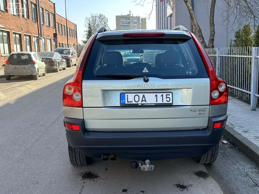 Grey Volvo XC90 2004 in Vilnius, with an engine capacity of 2.40 L and mileage of 406 thousand km for 3100 €, photo 8 on AUTOMOTO.COM.LV