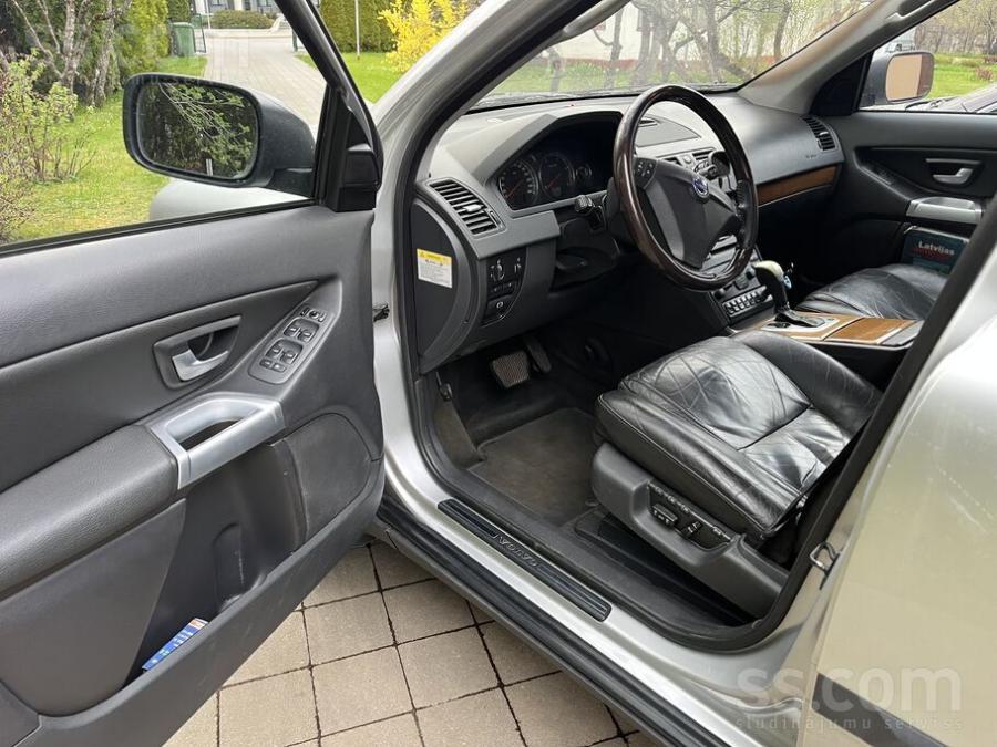Grey Volvo XC90 2004 in Riga, with an engine capacity of 2.40 L and mileage of 481 thousand km for 3700 €, photo 8 on AUTOMOTO.COM.LV