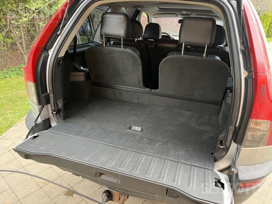 Grey Volvo XC90 2004 in Riga, with an engine capacity of 2.40 L and mileage of 481 thousand km for 3700 €, photo 13 on AUTOMOTO.COM.LV