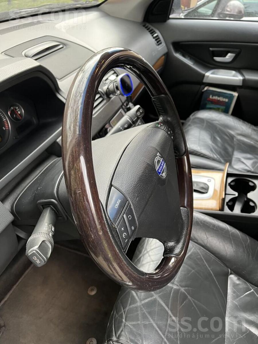 Grey Volvo XC90 2004 in Riga, with an engine capacity of 2.40 L and mileage of 481 thousand km for 3700 €, photo 14 on AUTOMOTO.COM.LV