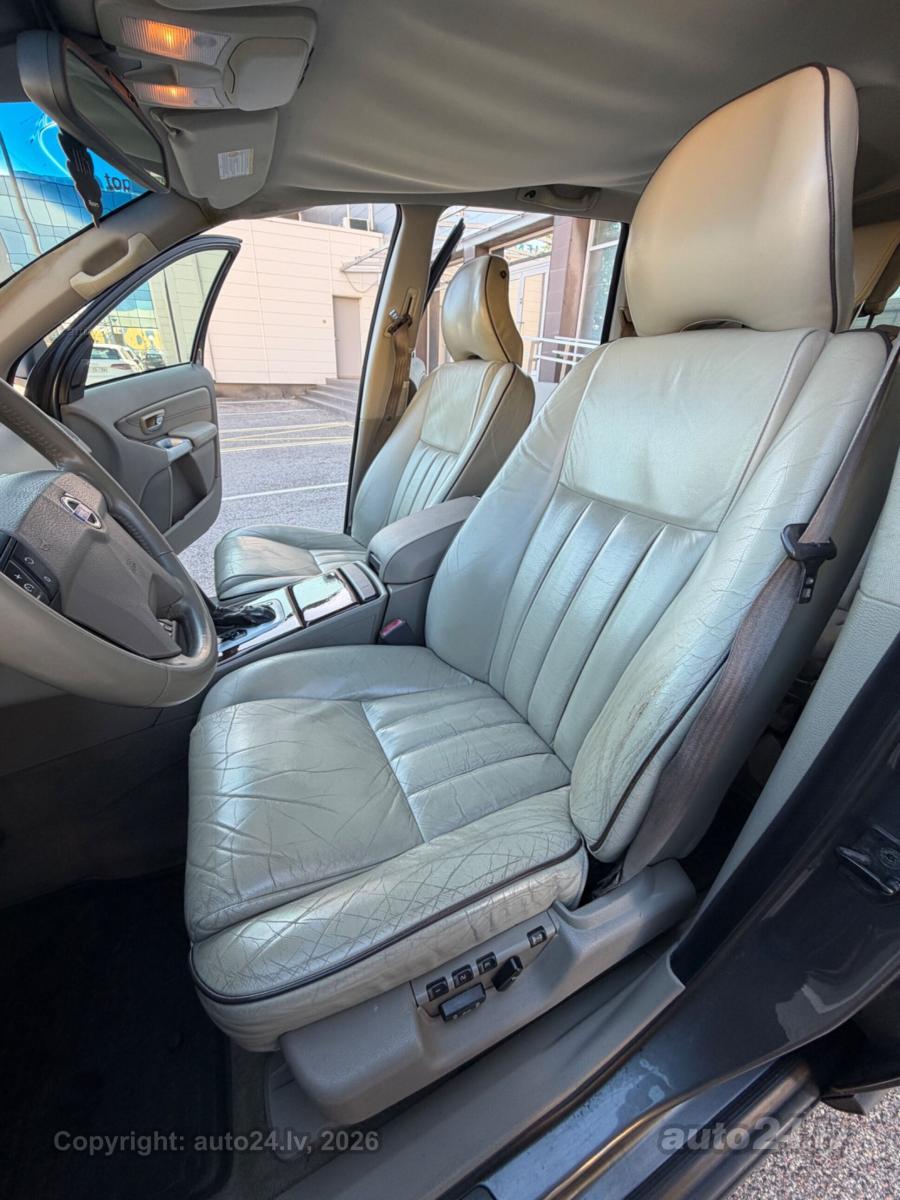 Grey Volvo XC90 2004 in Tallinn, with an engine capacity of 2.40 L and mileage of 301 thousand km for 2799 €, photo 10 on AUTOMOTO.COM.LV