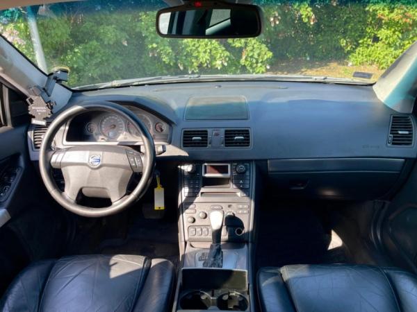 Grey Volvo XC90 2004 in Riga, with an engine capacity of 2.40 L and mileage of 0 thousand km for 4900 €, photo 6 on AUTOMOTO.COM.LV