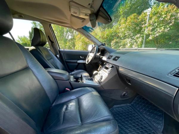 Grey Volvo XC90 2004 in Riga, with an engine capacity of 2.40 L and mileage of 0 thousand km for 4900 €, photo 8 on AUTOMOTO.COM.LV