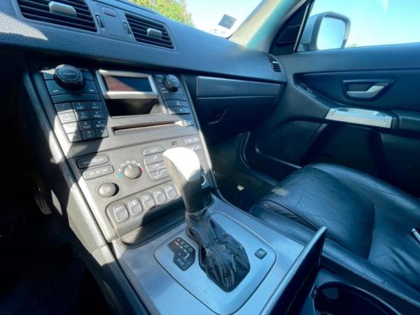 Grey Volvo XC90 2004 in Riga, with an engine capacity of 2.40 L and mileage of 0 thousand km for 4900 €, photo 10 on AUTOMOTO.COM.LV
