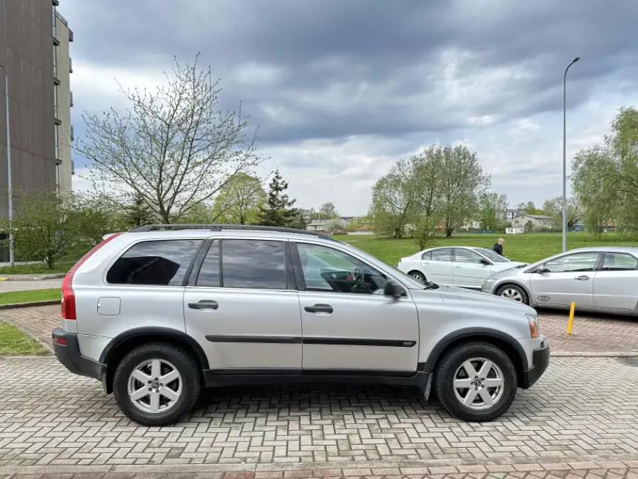 Grey Volvo XC90 2004 in Riga, with an engine capacity of 2.40 L and mileage of 236 thousand km for 2990 €, photo 4 on AUTOMOTO.COM.LV