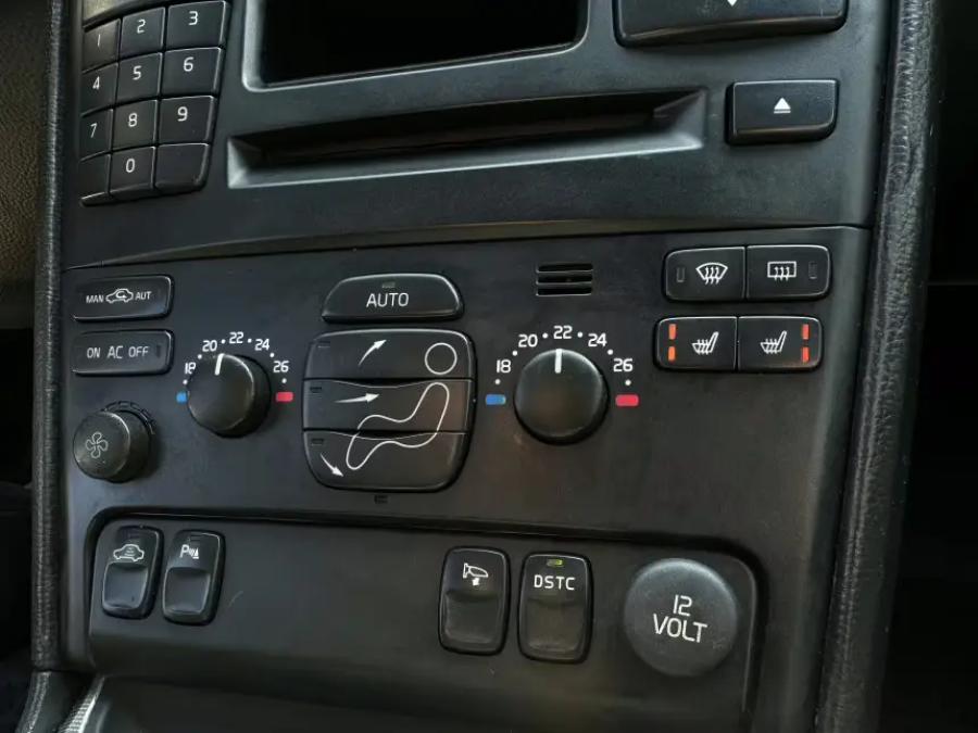 Grey Volvo XC90 2004 in Riga, with an engine capacity of 2.40 L and mileage of 236 thousand km for 2990 €, photo 12 on AUTOMOTO.COM.LV