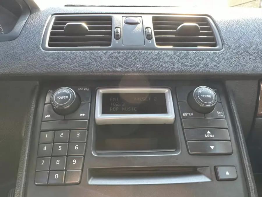 Grey Volvo XC90 2004 in Riga, with an engine capacity of 2.40 L and mileage of 236 thousand km for 2990 €, photo 13 on AUTOMOTO.COM.LV