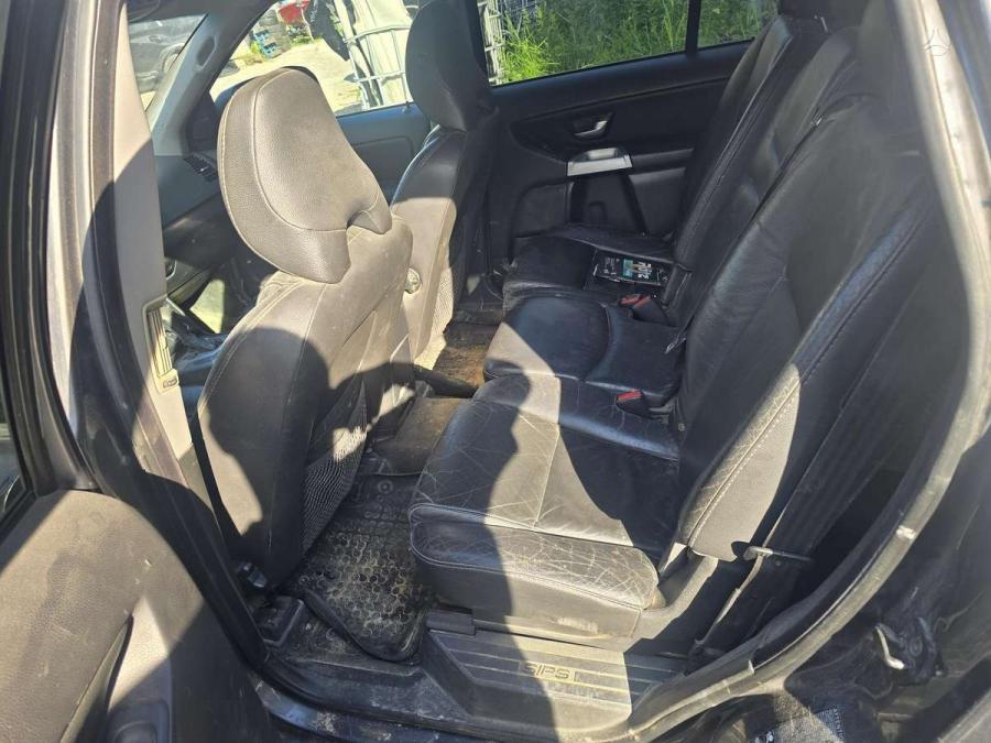 Grey Volvo XC90 2004 in Vilnius, with an engine capacity of 2.40 L and mileage of 480 thousand km for 2200 €, photo 8 on AUTOMOTO.COM.LV