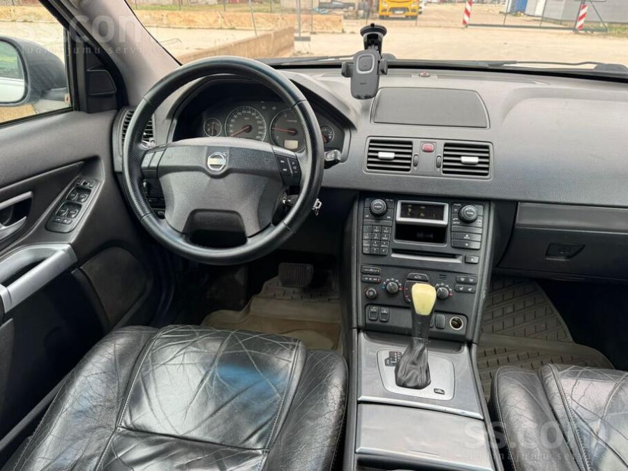 Grey Volvo XC90 2004 in Riga, with an engine capacity of 2.40 L and mileage of 0 thousand km for 3699 €, photo 12 on AUTOMOTO.COM.LV