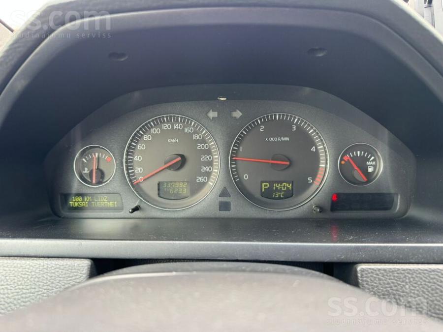 Grey Volvo XC90 2004 in Riga, with an engine capacity of 2.40 L and mileage of 0 thousand km for 3699 €, photo 14 on AUTOMOTO.COM.LV