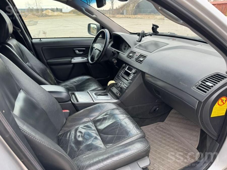 Grey Volvo XC90 2004 in Riga, with an engine capacity of 2.40 L and mileage of 0 thousand km for 3699 €, photo 19 on AUTOMOTO.COM.LV