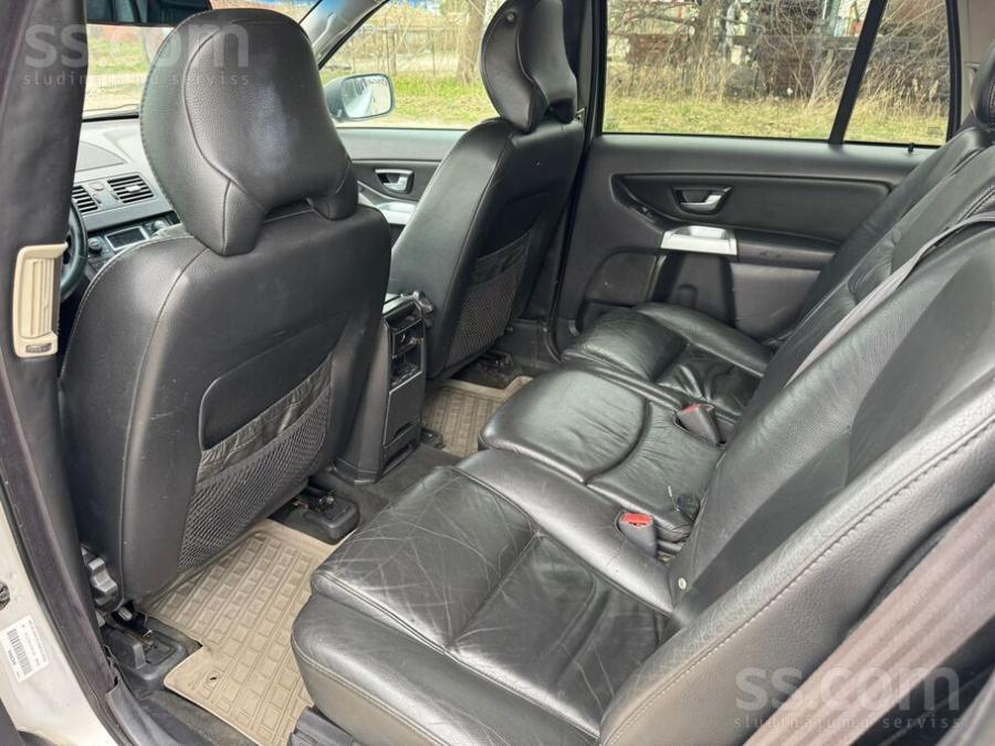 Grey Volvo XC90 2004 in Riga, with an engine capacity of 2.40 L and mileage of 0 thousand km for 3699 €, photo 22 on AUTOMOTO.COM.LV