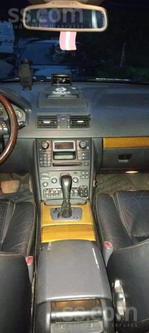 Grey Volvo XC90 2004 in Riga, with an engine capacity of 2.40 L and mileage of 435 thousand km for 1650 €, photo 7 on AUTOMOTO.COM.LV