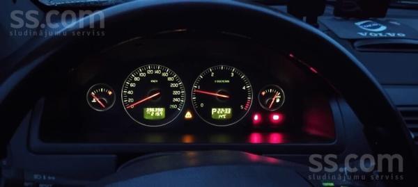 Grey Volvo XC90 2004 in Riga, with an engine capacity of 2.40 L and mileage of 435 thousand km for 1650 €, photo 9 on AUTOMOTO.COM.LV