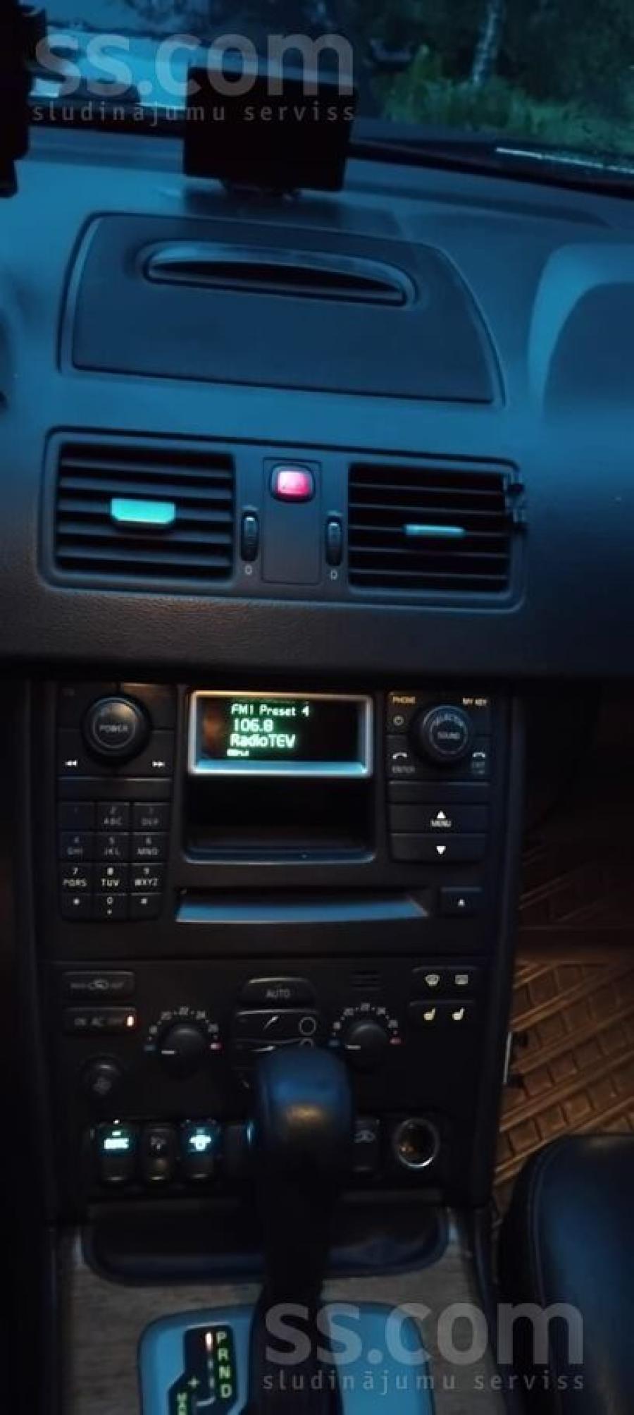 Grey Volvo XC90 2004 in Riga, with an engine capacity of 2.40 L and mileage of 435 thousand km for 1650 €, photo 11 on AUTOMOTO.COM.LV