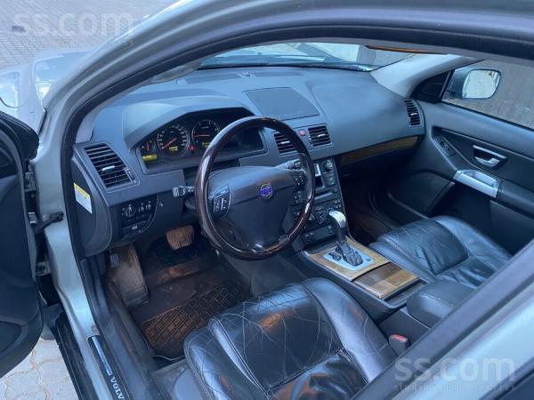 Grey Volvo XC90 2004 in Riga, with an engine capacity of 2.40 L and mileage of 0 thousand km for 3950 €, photo 7 on AUTOMOTO.COM.LV