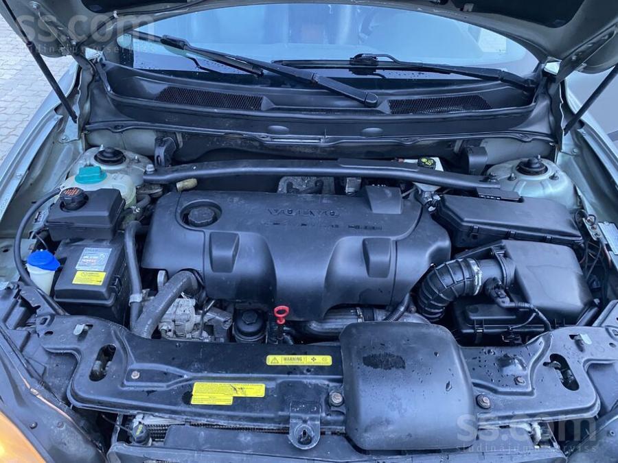 Grey Volvo XC90 2004 in Riga, with an engine capacity of 2.40 L and mileage of 0 thousand km for 3950 €, photo 9 on AUTOMOTO.COM.LV