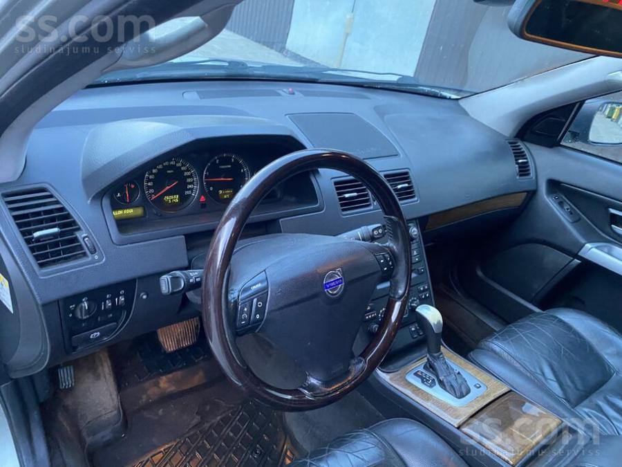 Grey Volvo XC90 2004 in Riga, with an engine capacity of 2.40 L and mileage of 0 thousand km for 3950 €, photo 10 on AUTOMOTO.COM.LV