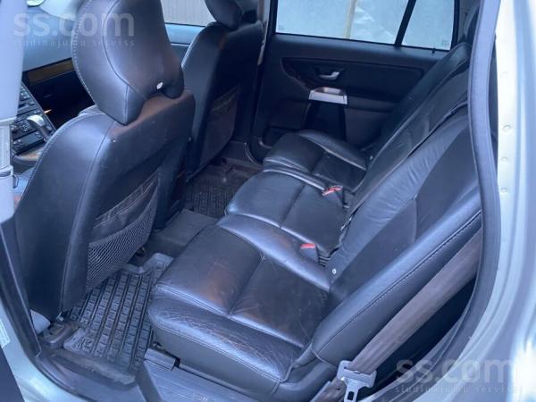 Grey Volvo XC90 2004 in Riga, with an engine capacity of 2.40 L and mileage of 0 thousand km for 3950 €, photo 10 on AUTOMOTO.COM.LV