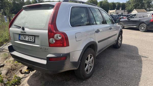 Pelēks Volvo XC90 2004 Alīta, ar dzinēja tilpumu 2.40 L un nobraukumu 347 tūkst. km par 2550 €, foto 3 vietnē AUTOMOTO.COM.LV