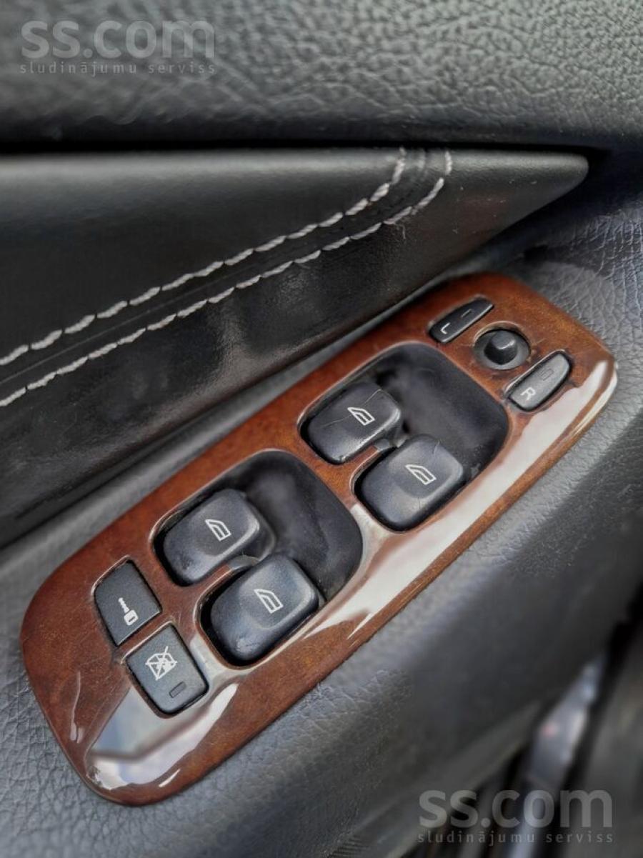 Grey Volvo XC90 2004 in Riga, with an engine capacity of 2.40 L and mileage of 537 thousand km for 3990 €, photo 4 on AUTOMOTO.COM.LV
