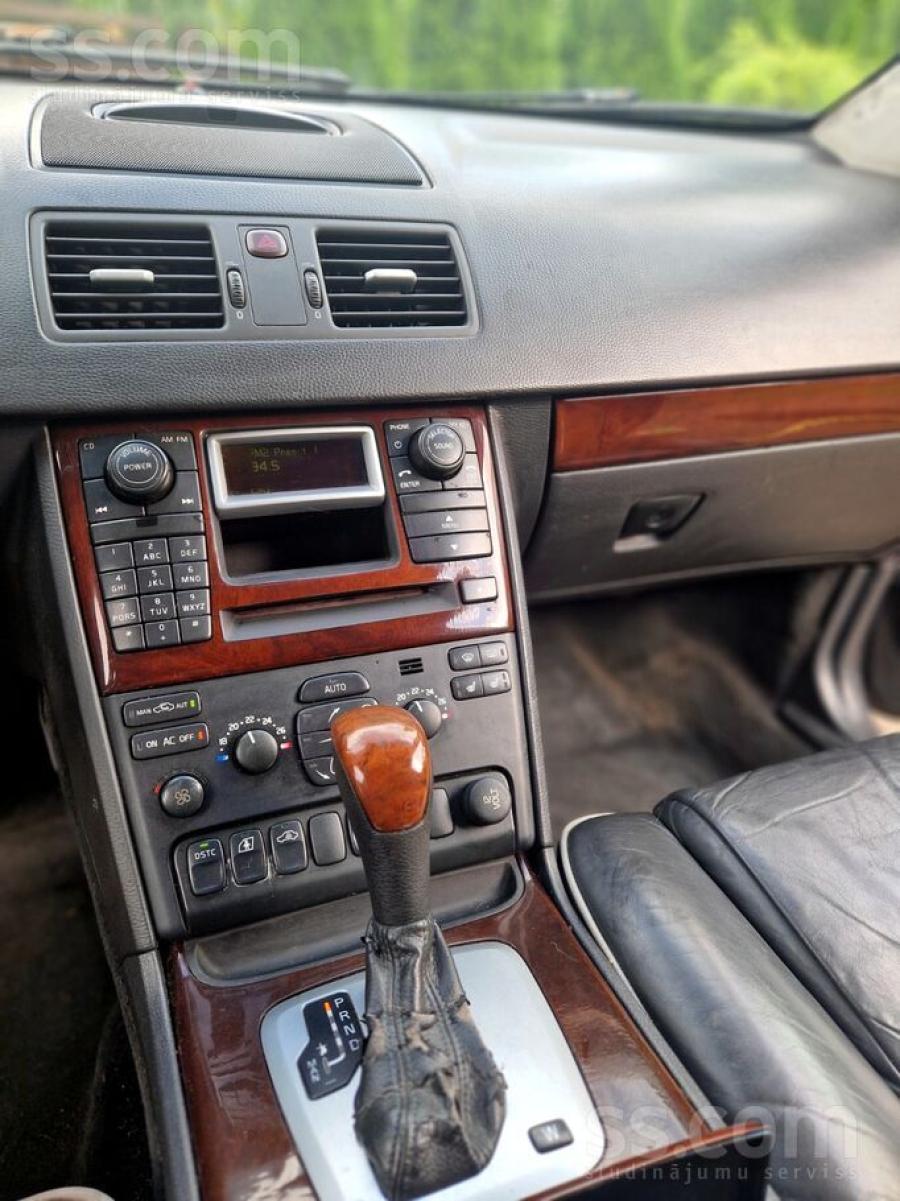 Grey Volvo XC90 2004 in Riga, with an engine capacity of 2.40 L and mileage of 537 thousand km for 3990 €, photo 5 on AUTOMOTO.COM.LV