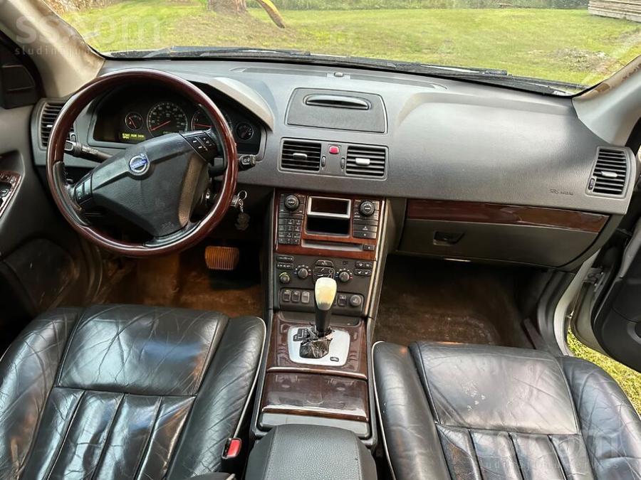 Grey Volvo XC90 2004 in Madona, with an engine capacity of 2.40 L and mileage of 285 thousand km for 1800 €, photo 6 on AUTOMOTO.COM.LV