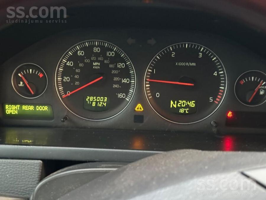 Grey Volvo XC90 2004 in Madona, with an engine capacity of 2.40 L and mileage of 285 thousand km for 1800 €, photo 7 on AUTOMOTO.COM.LV