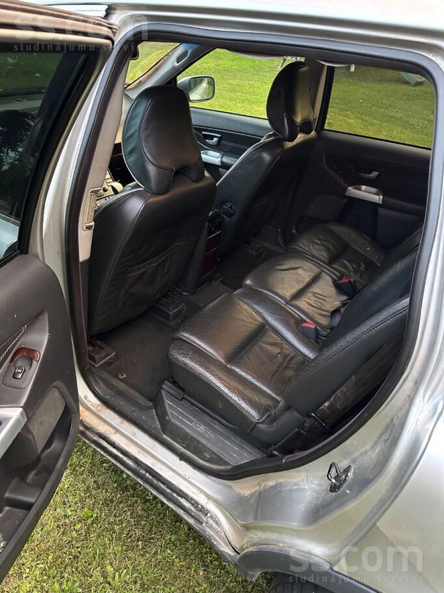 Grey Volvo XC90 2004 in Madona, with an engine capacity of 2.40 L and mileage of 285 thousand km for 1800 €, photo 8 on AUTOMOTO.COM.LV
