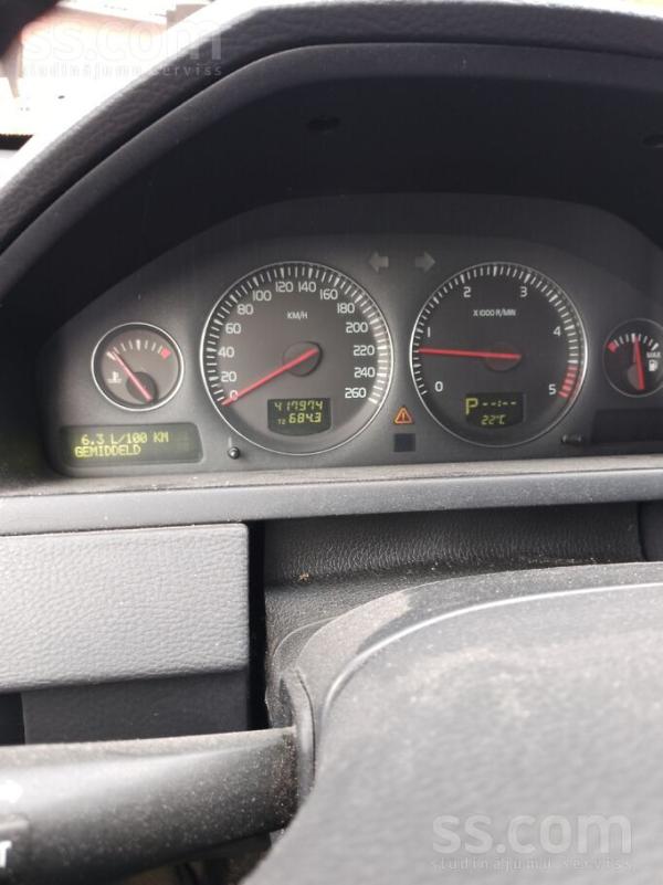 Grey Volvo XC90 2004 in Bauska, with an engine capacity of 2.40 L and mileage of 419 thousand km for 2900 €, photo 1 on AUTOMOTO.COM.LV