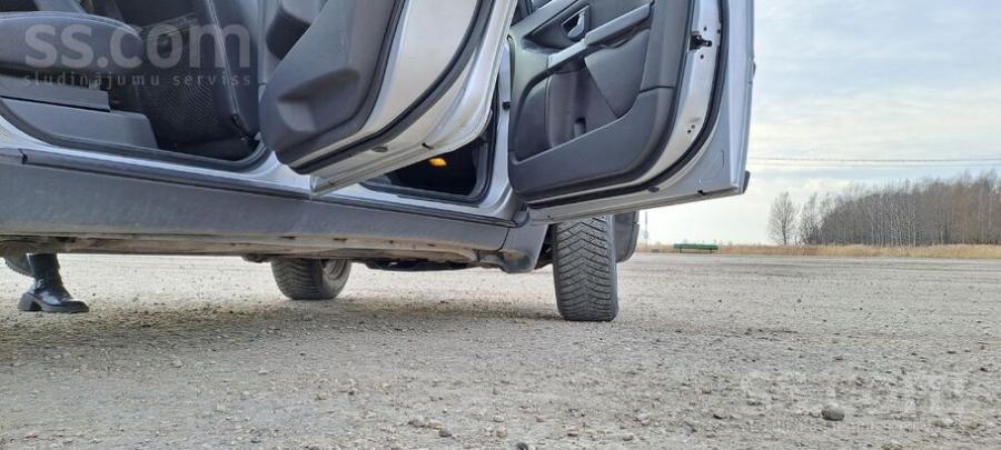 Grey Volvo XC90 2004 in Riga, with an engine capacity of 2.40 L and mileage of 386 thousand km for 3250 €, photo 8 on AUTOMOTO.COM.LV