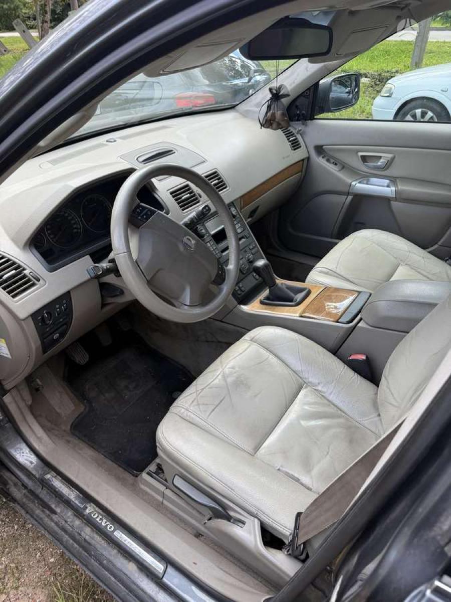Pelēks Volvo XC90 2004 Kauņa, ar dzinēja tilpumu 2.40 L un nobraukumu 330 tūkst. km par 1999 €, foto 16 vietnē AUTOMOTO.COM.LV