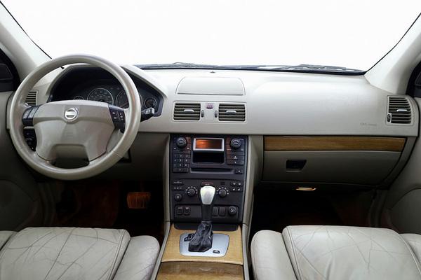 Pelēks Volvo XC90 2004 Tallina, ar dzinēja tilpumu 2.50 L un nobraukumu 217 tūkst. km par 1999 €, foto 6 vietnē AUTOMOTO.COM.LV
