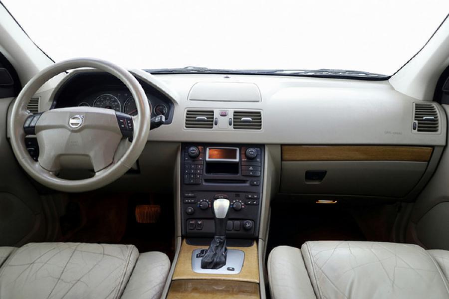 Grey Volvo XC90 2004 in Tallinn, with an engine capacity of 2.50 L and mileage of 217 thousand km for 1999 €, photo 6 on AUTOMOTO.COM.LV