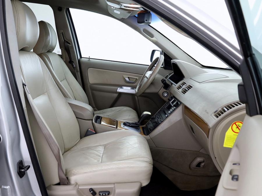 Grey Volvo XC90 2004 in Tallinn, with an engine capacity of 2.50 L and mileage of 217 thousand km for 1999 €, photo 7 on AUTOMOTO.COM.LV