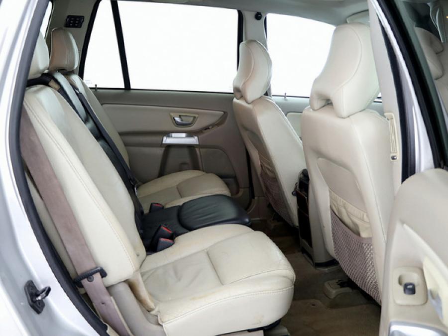 Grey Volvo XC90 2004 in Tallinn, with an engine capacity of 2.50 L and mileage of 217 thousand km for 1999 €, photo 8 on AUTOMOTO.COM.LV